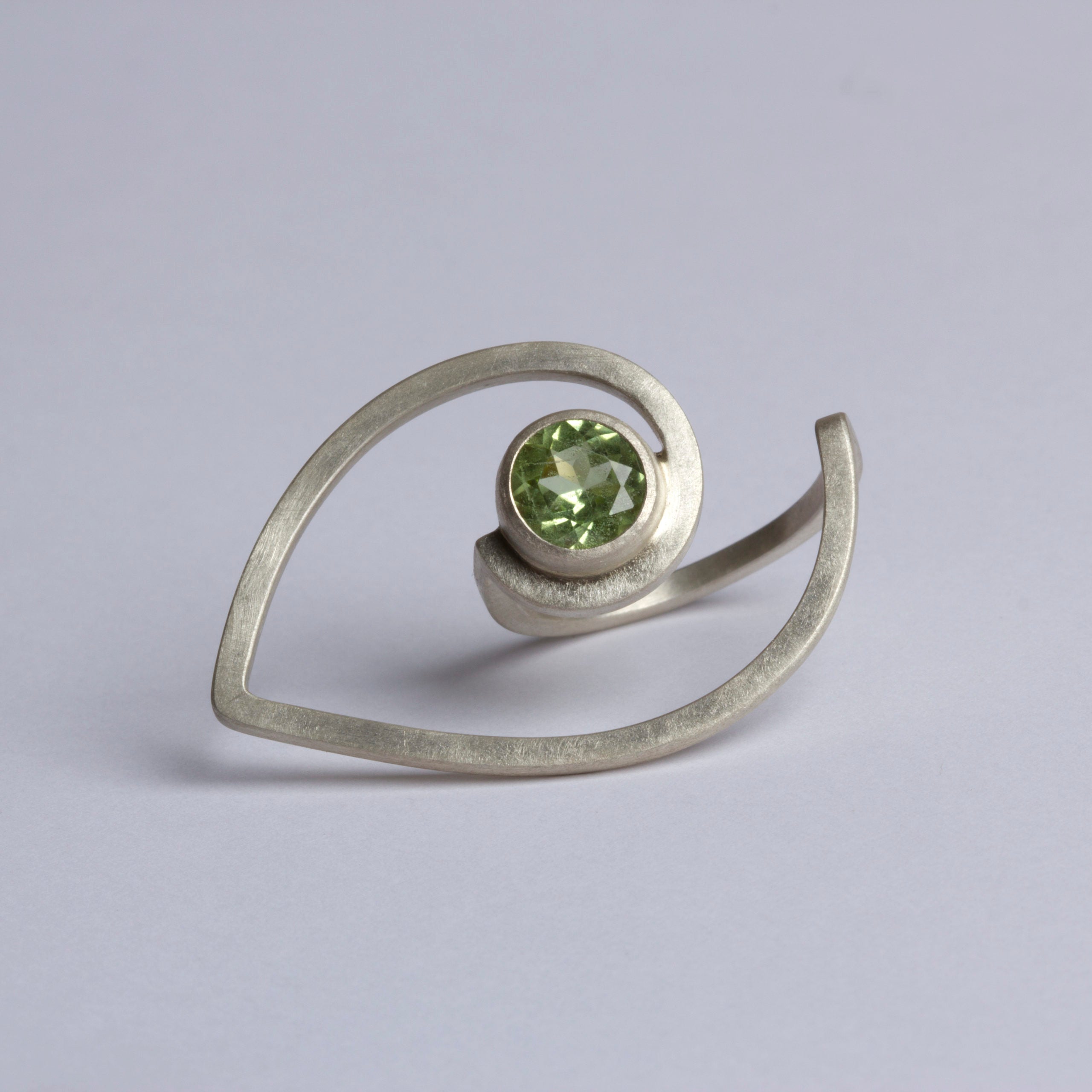 Peridot Curled Leaf Ring – Ellen Monaghan