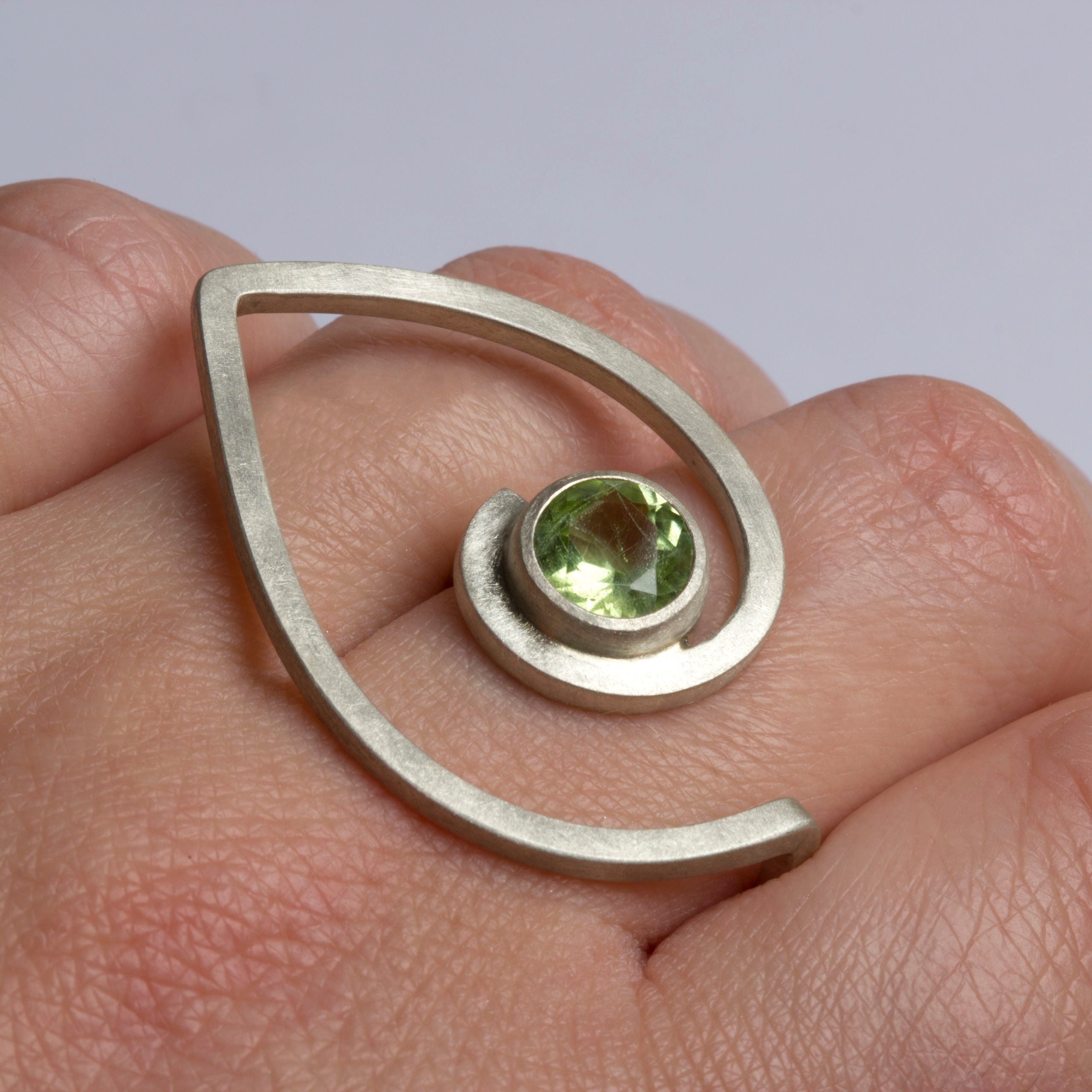 Peridot Curled Leaf Ring – Ellen Monaghan